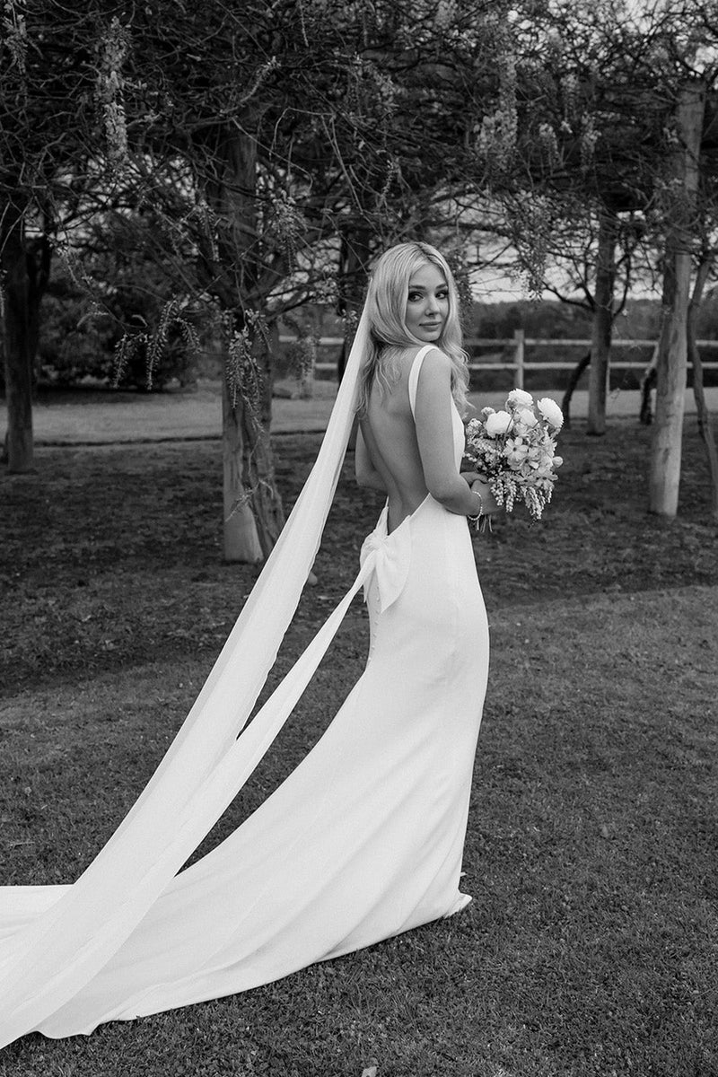 Courtney Grace Bride dans la robe Martini – Grace Loves Lace EU